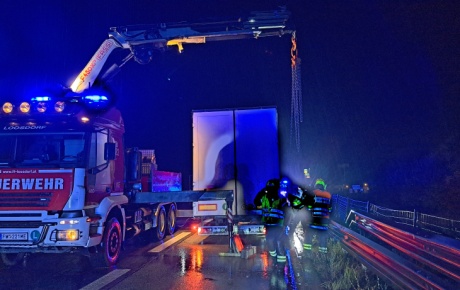 Nächtliche LKW-Bergung auf der A1 - Marktgemeinde Loosdorf - Bildergalerie