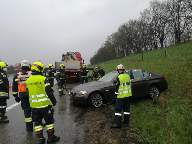 PKW Bergung auf der A1 - Marktgemeinde Loosdorf - Bildergalerie