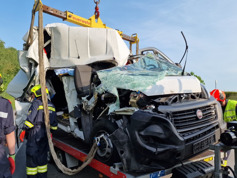 Kleintransporter gegen LKW - Marktgemeinde Loosdorf - Bildergalerie