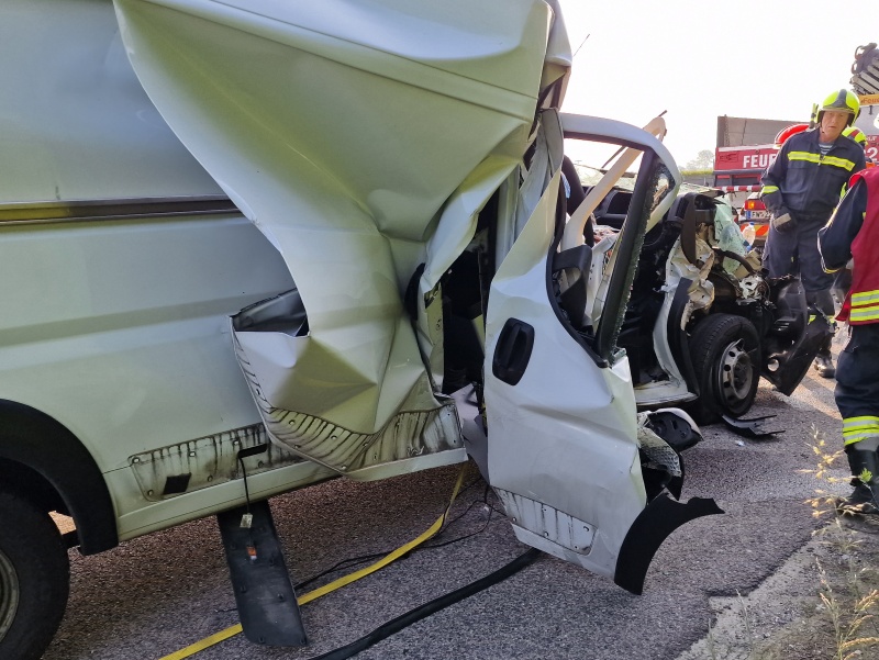 Kleintransporter gegen LKW - Marktgemeinde Loosdorf - Bildergalerie