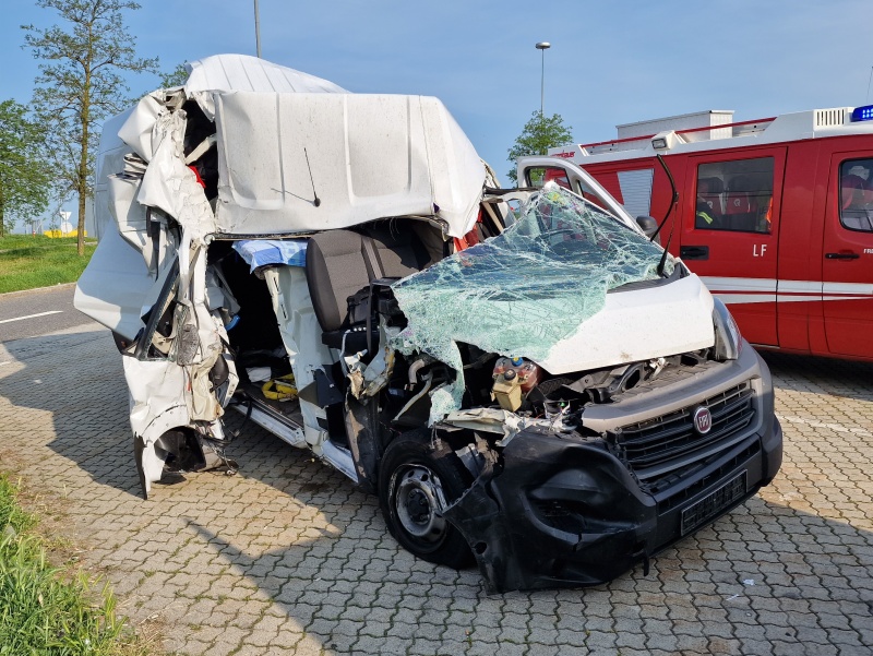 Kleintransporter gegen LKW - Marktgemeinde Loosdorf - Bildergalerie